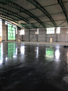 Powerfloated concrete floor slab with jointless design and dry-shake ...